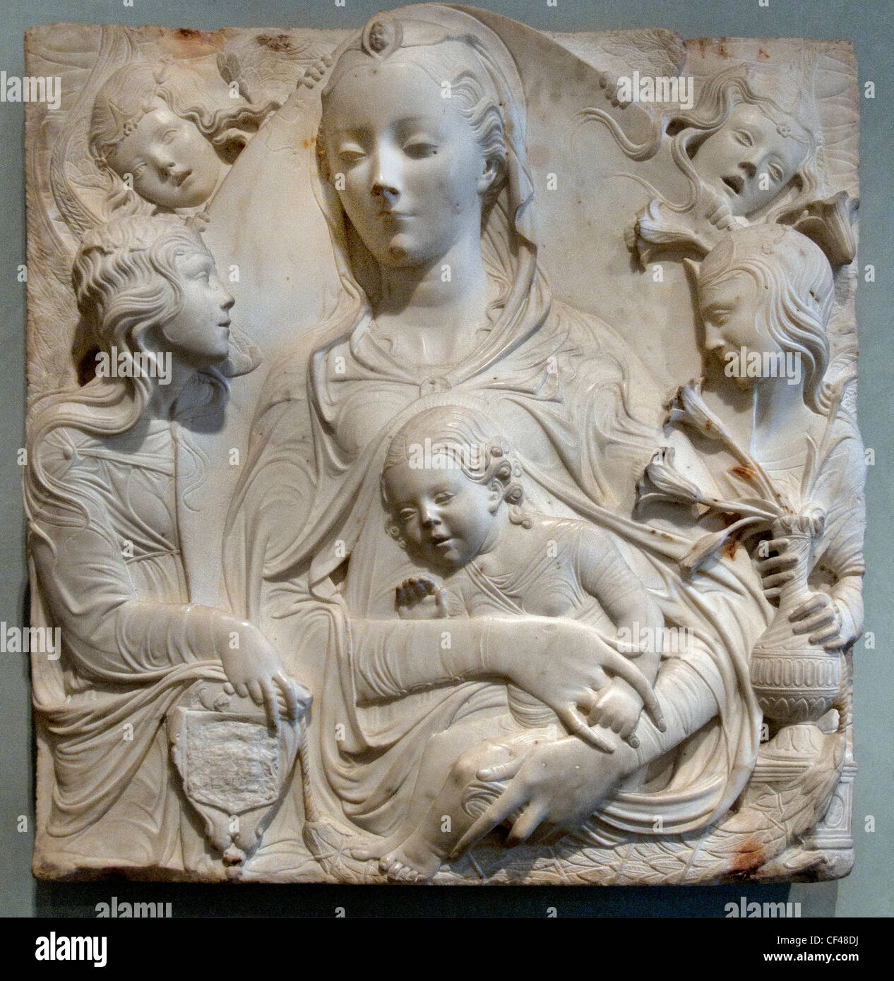 Jungfrau maria mit kind statue -Fotos und -Bildmaterial in hoher ...