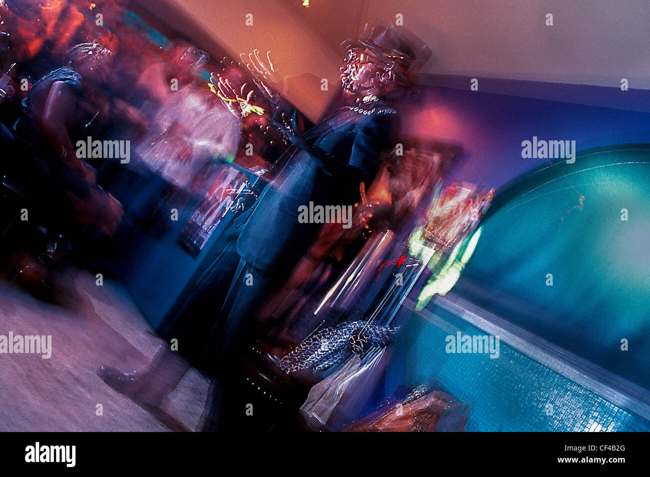 PARIS, Frankreich - weibliche Transgender als ein Mann im Alcazar ...