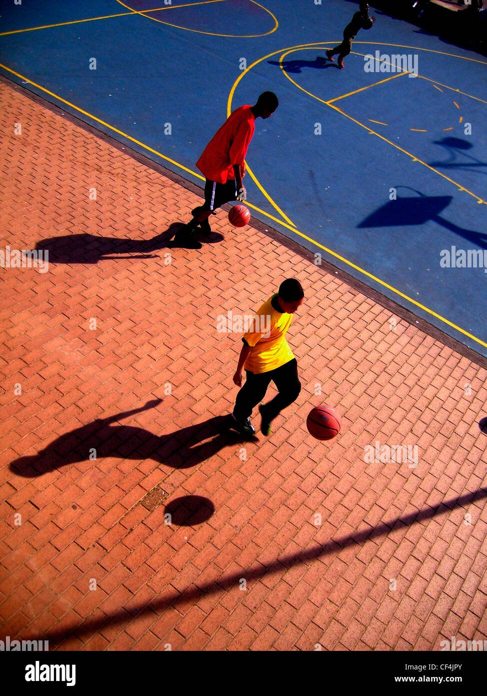 Jungs spielen basketball -Fotos und -Bildmaterial in hoher Auflösung ...