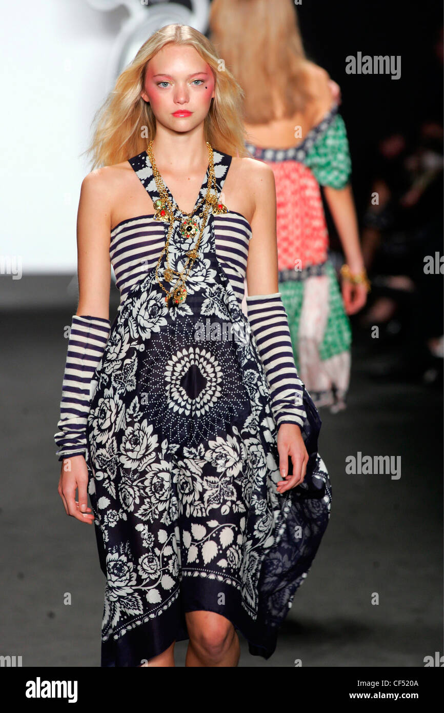 Mieder model -Fotos und -Bildmaterial in hoher Auflösung – Alamy