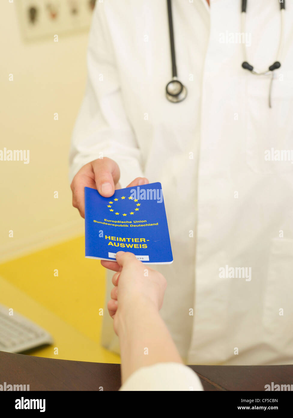 Tierarzt frau mit impfpass -Fotos und -Bildmaterial in hoher Auflösung ...