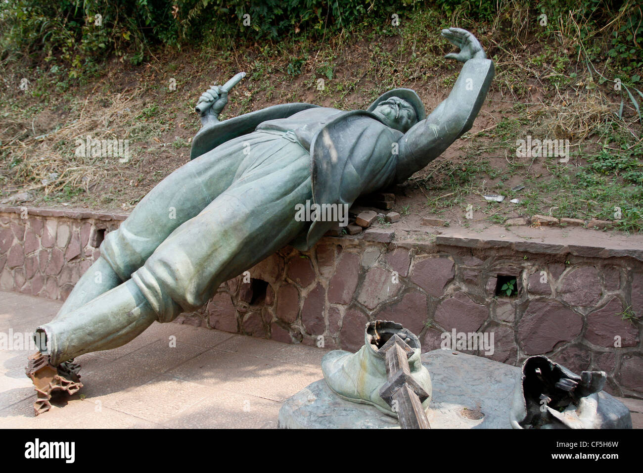 Eine zerbrochene Statue von Explorer Henry Morton Stanley liegt auf der ...