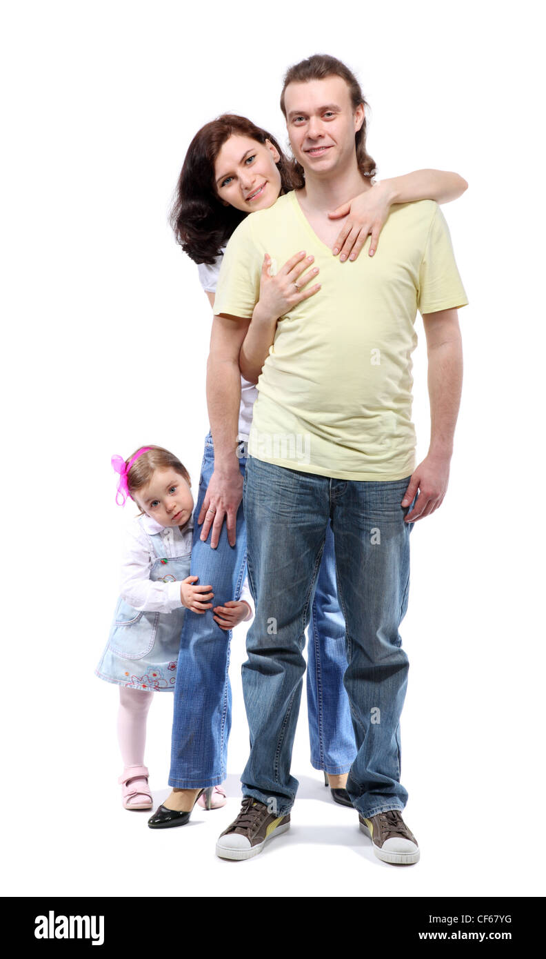 Junge Familie - Mutter, Vater und Tochter - stehen in Umarmung ...