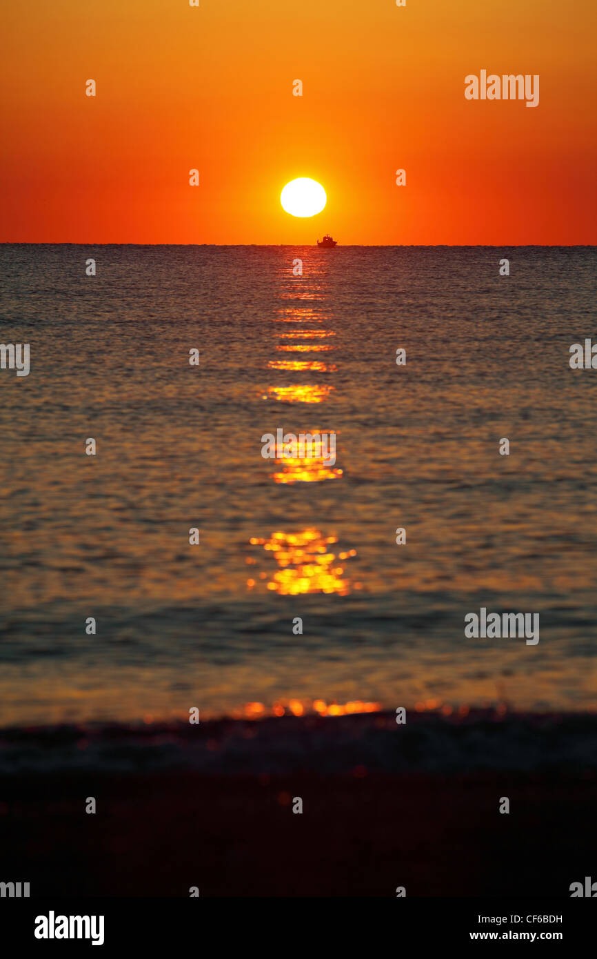 Dunkle horizontlinie -Fotos und -Bildmaterial in hoher Auflösung – Alamy