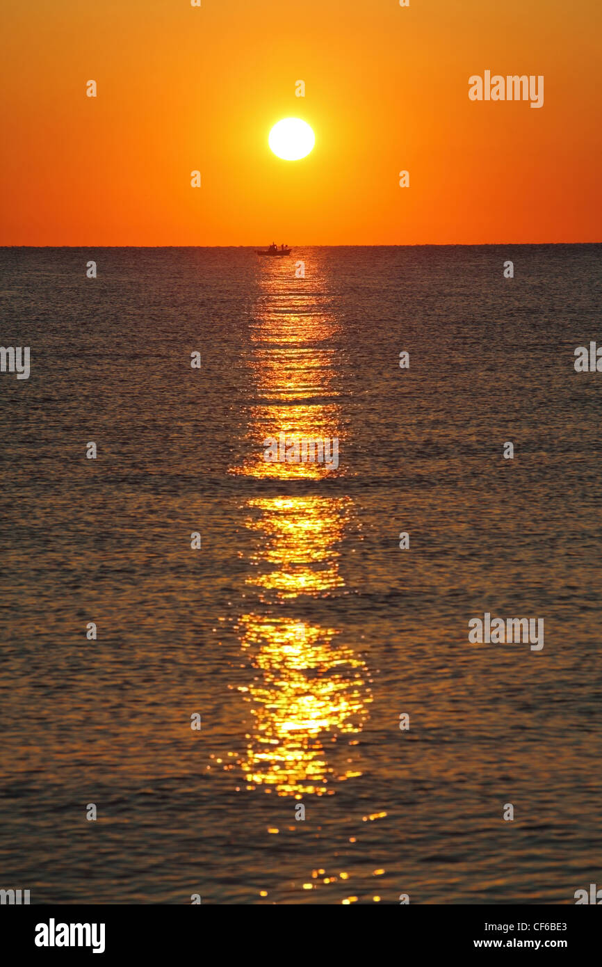 Dunkle horizontlinie -Fotos und -Bildmaterial in hoher Auflösung – Alamy