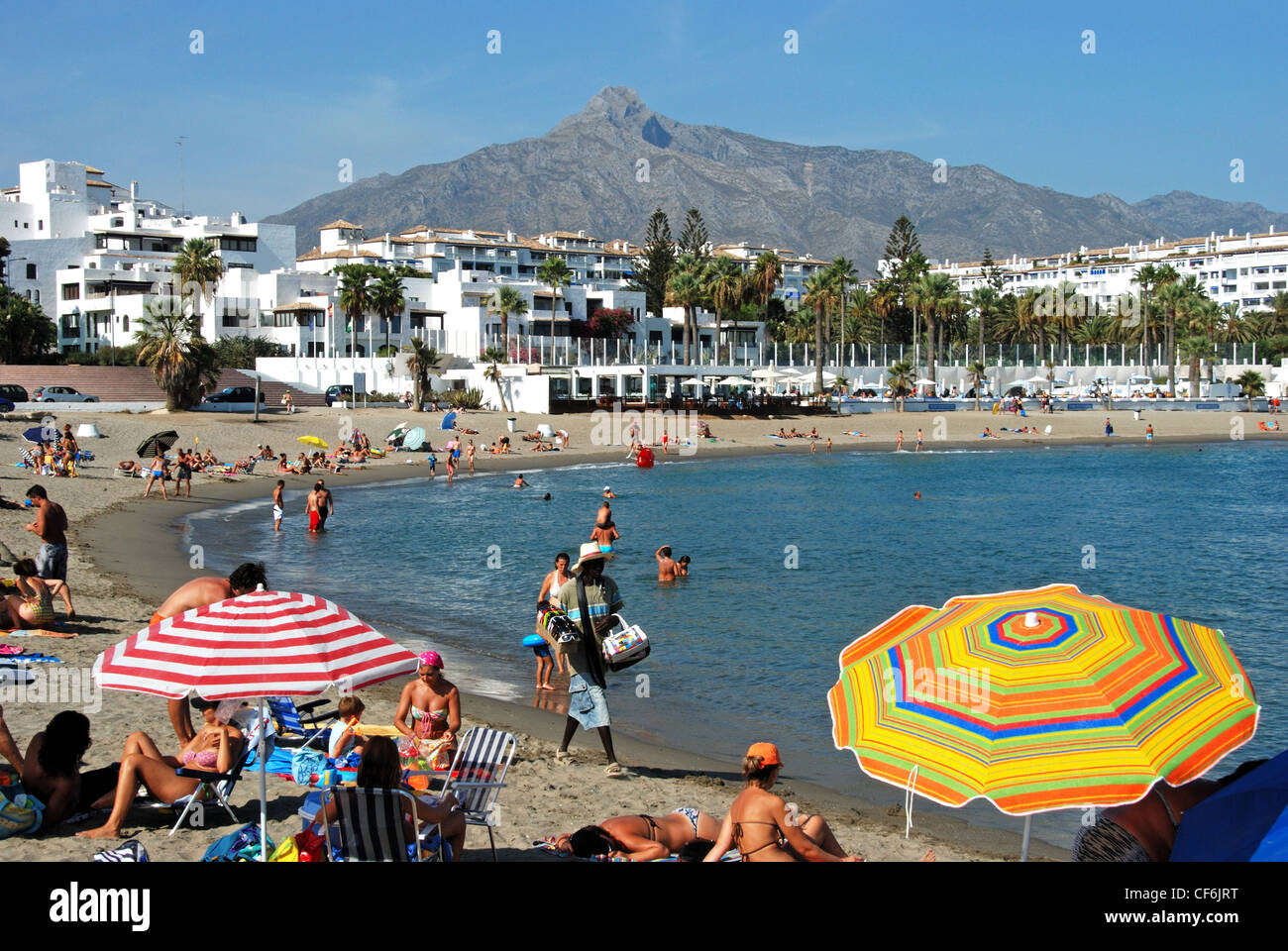 Urlauber am Strand von Playa de Nueva Andalucia, Puerto Banus, Marbella ...