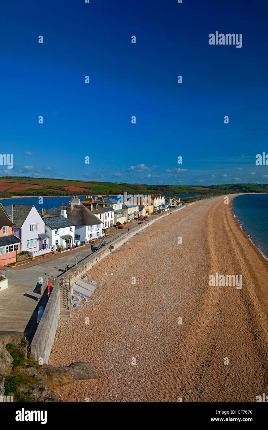 Der lange Kiesstrand und Linie der bunten Häuser bei Torcross auf der ...