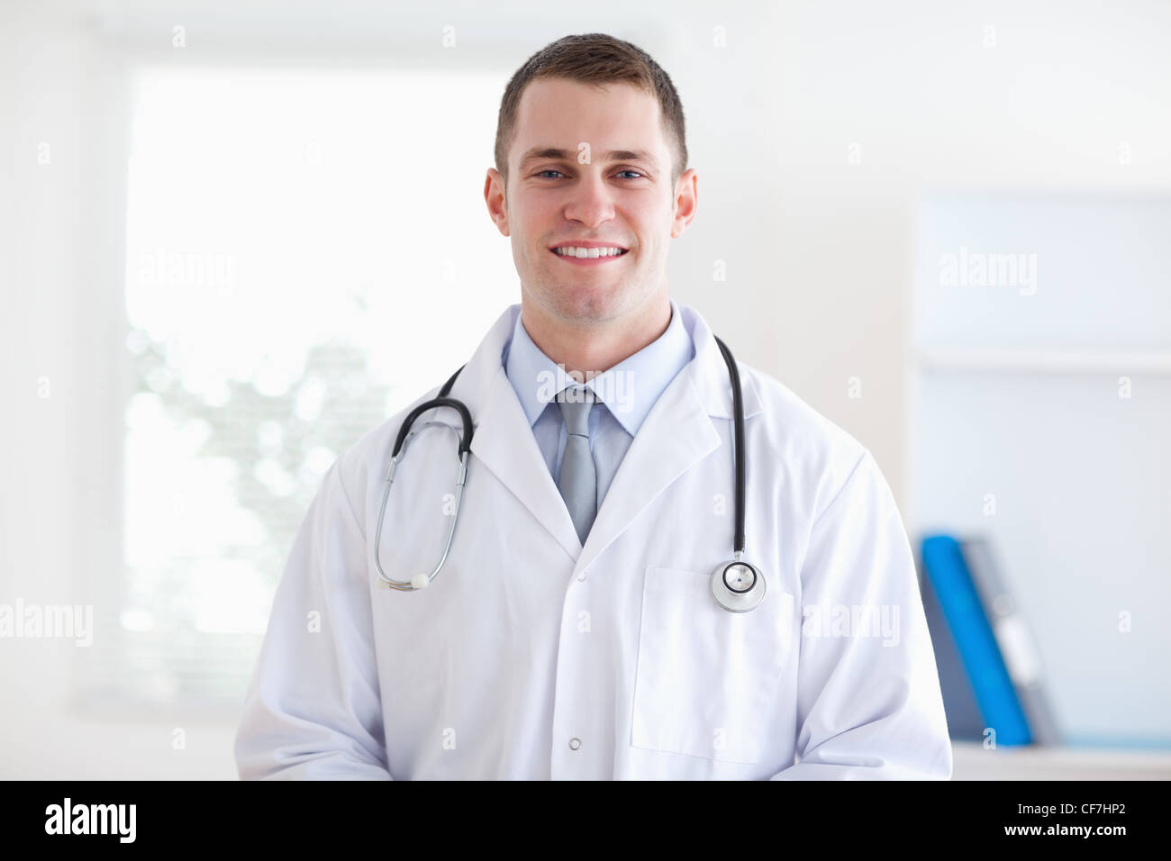 Arzt in seiner Praxis lächelnd Stockfotografie - Alamy