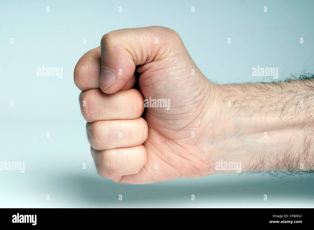 Geballte faust gewalt -Fotos und -Bildmaterial in hoher Auflösung – Alamy