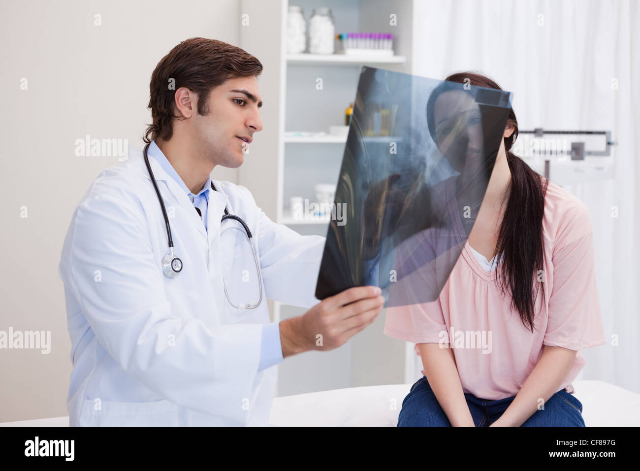 Arzt, Röntgen mit seiner Patienten zu analysieren Stockfotografie - Alamy
