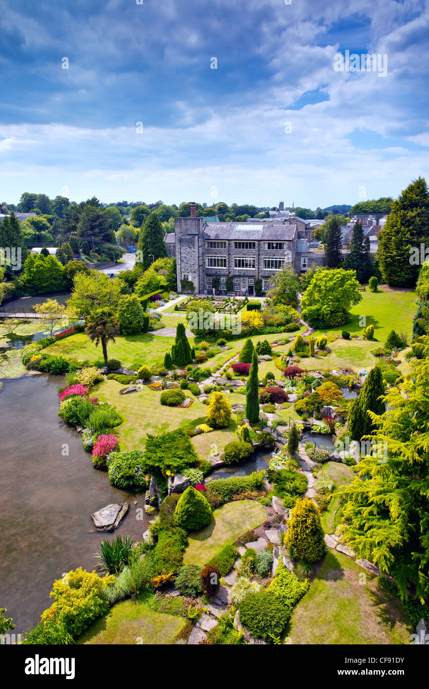 Ein Blick aus dem Eisenbahnviadukt, das durchzieht Kilver Court Gardens ...