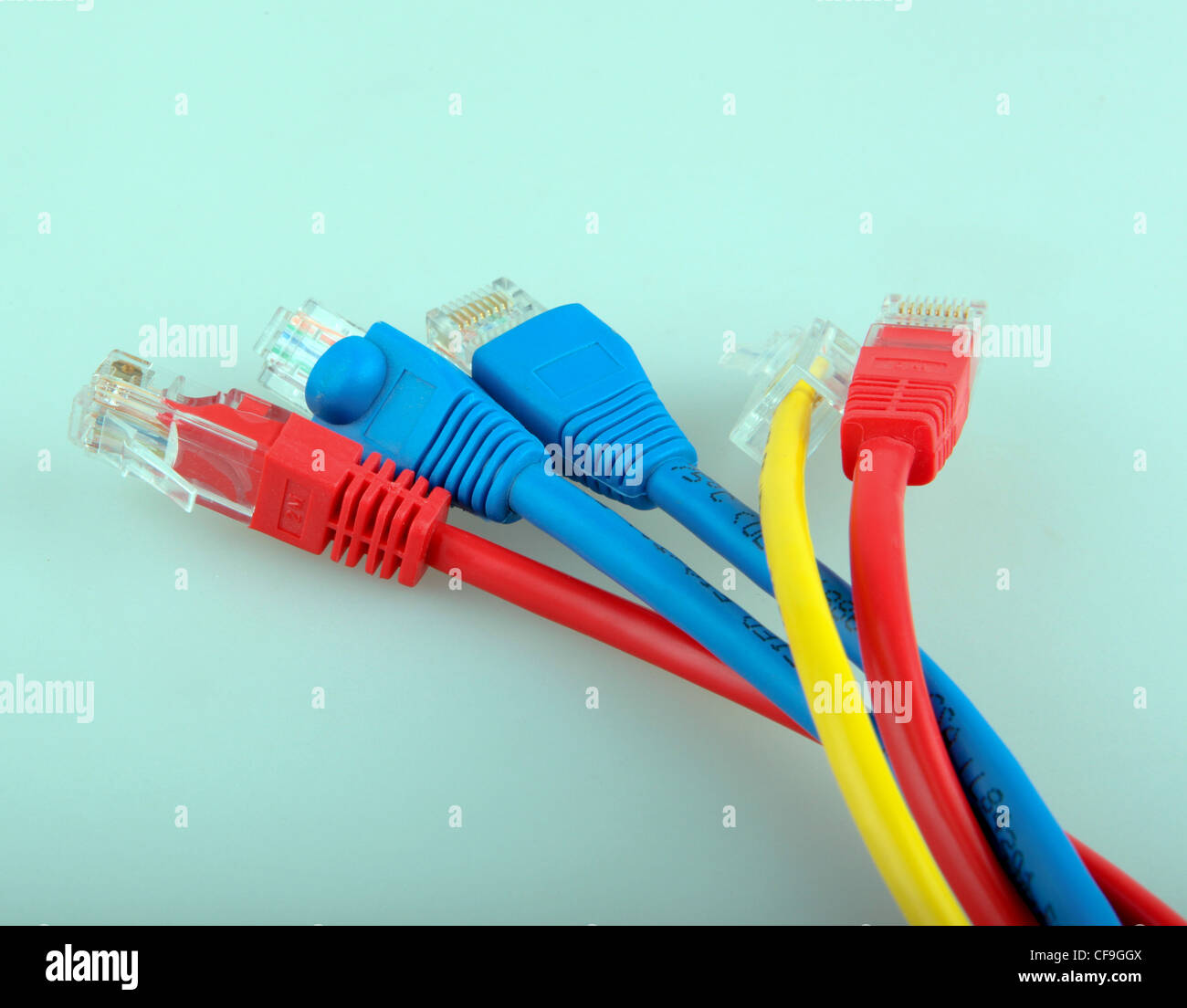 Tangled cables and computer -Fotos und -Bildmaterial in hoher Auflösung ...