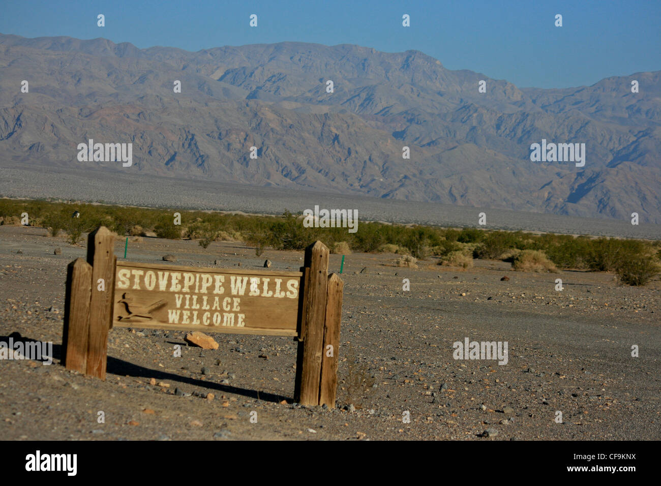 Wegweiser zeigen Stovepipe Wells in Death Valley Wüste Stockfotografie ...