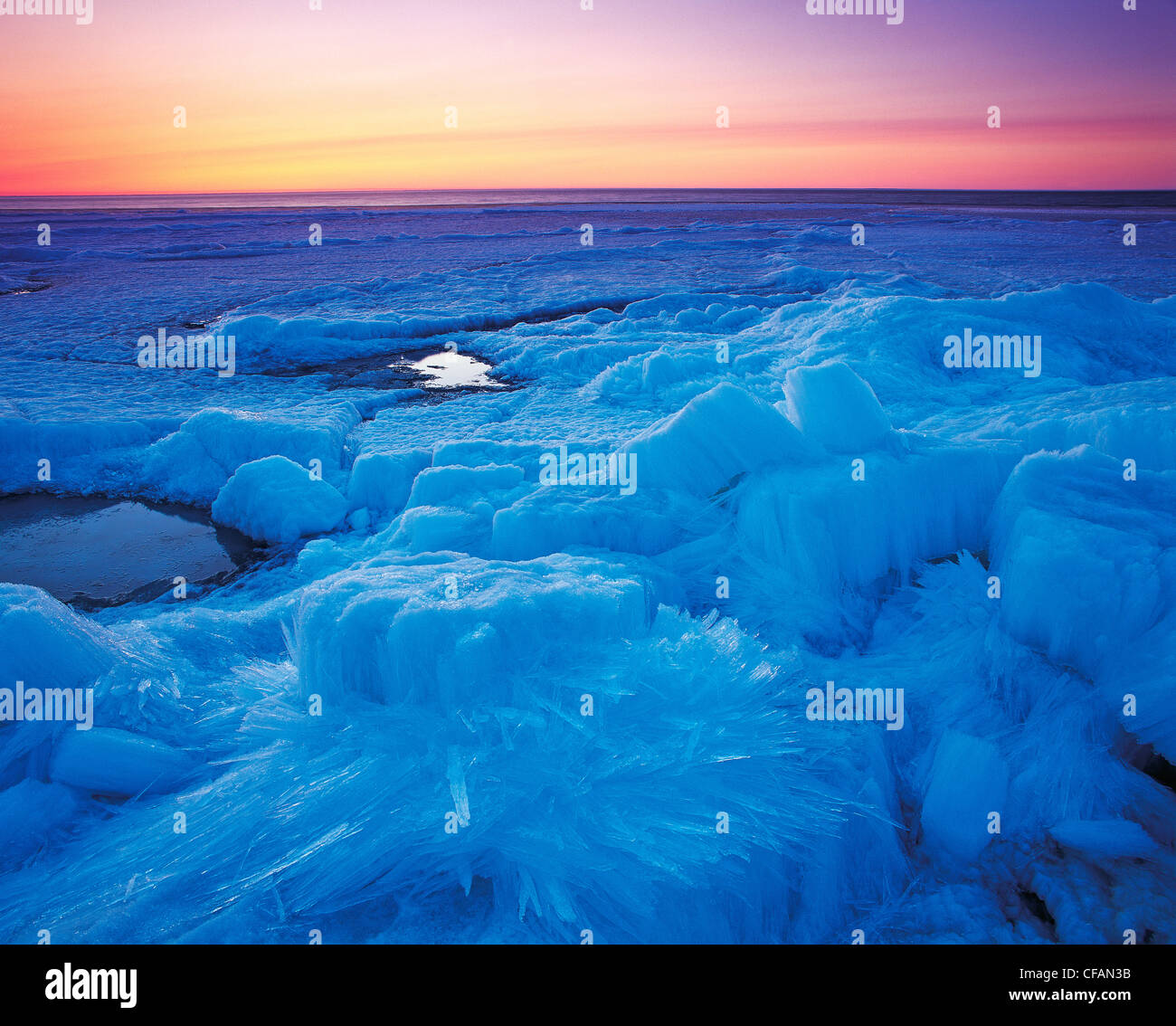 Gefrorenes eis brechen -Fotos und -Bildmaterial in hoher Auflösung – Alamy