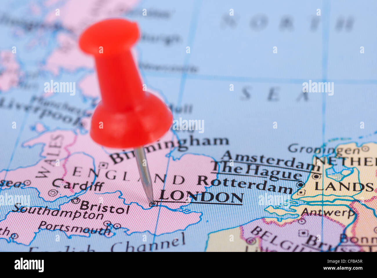 Red map pin in road -Fotos und -Bildmaterial in hoher Auflösung – Alamy