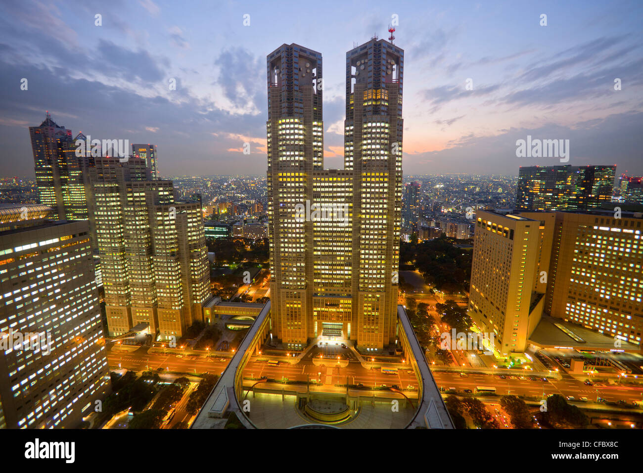 Shinjuku bezirk in der nacht -Fotos und -Bildmaterial in hoher ...
