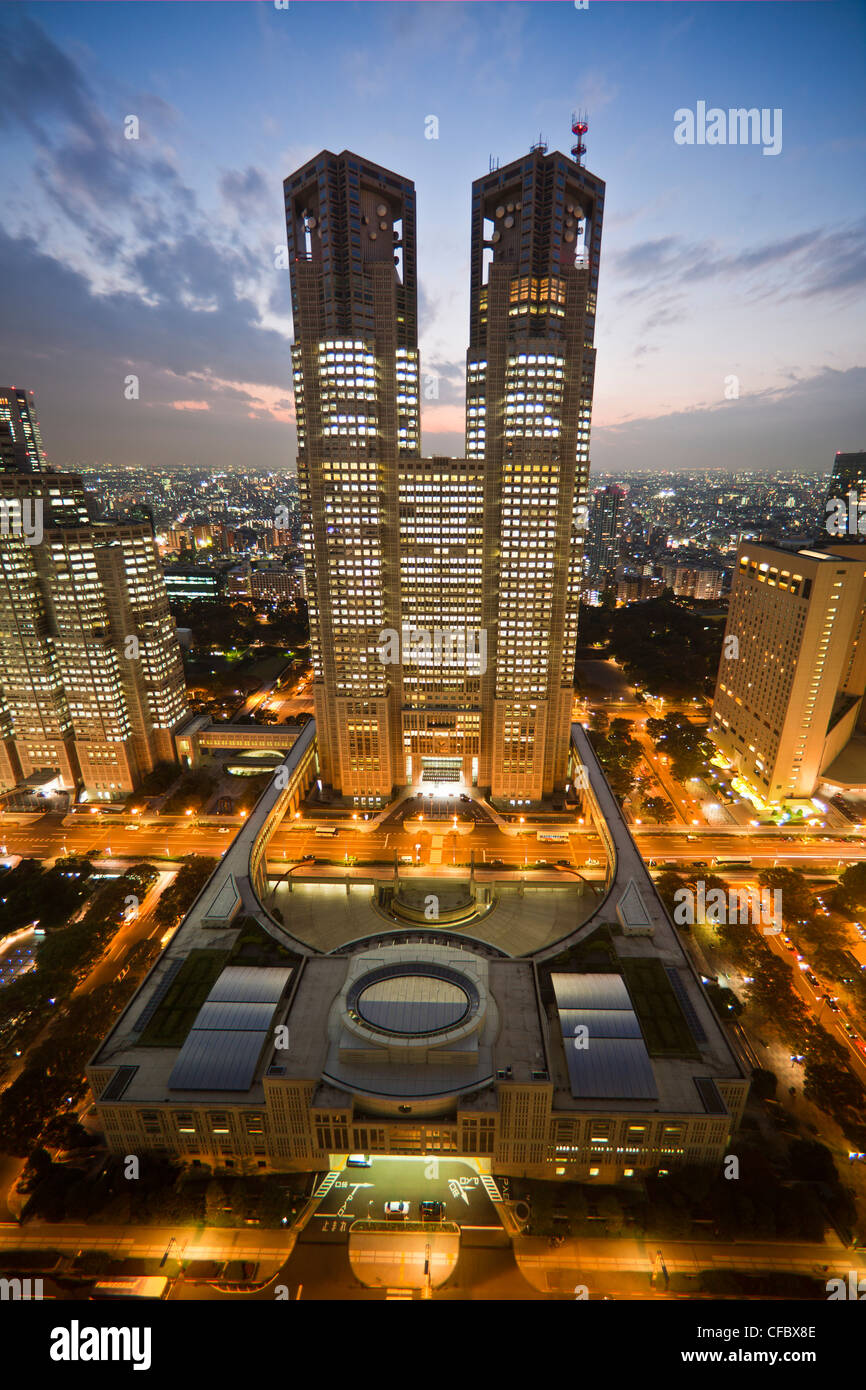 Shinjuku bezirk in der nacht -Fotos und -Bildmaterial in hoher ...
