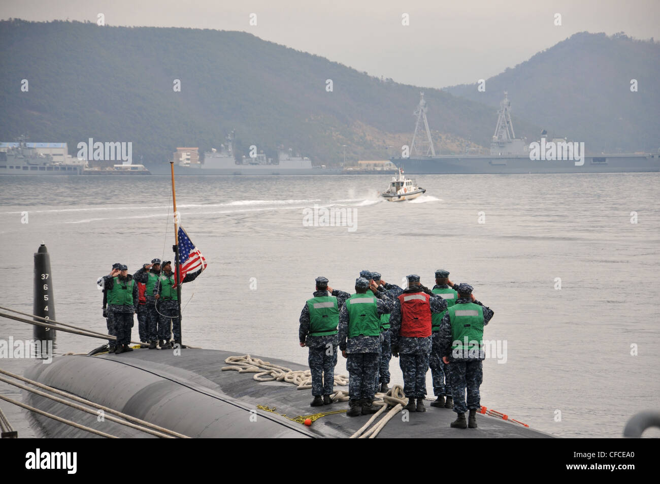 JINHAE, Republik Korea (6. März 2012) Matrosen an Bord des Los Angeles ...