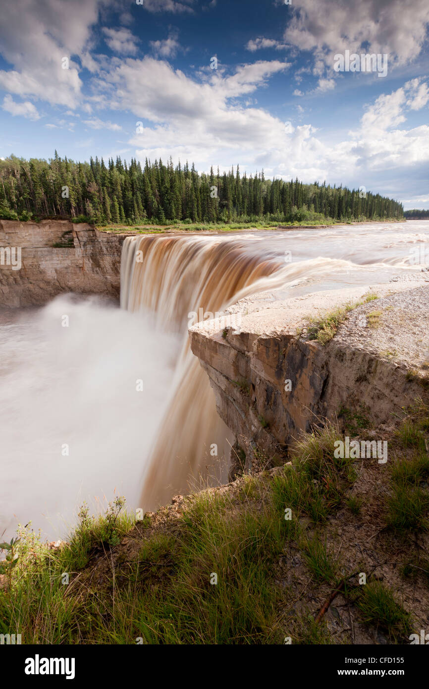 Kaskadierender Fluss und Wasserfall In Der Schlucht Stockfotos und ...