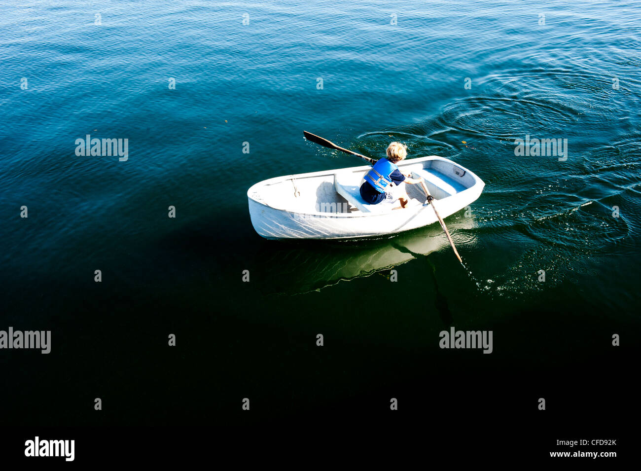 Junge im boot -Fotos und -Bildmaterial in hoher Auflösung – Alamy