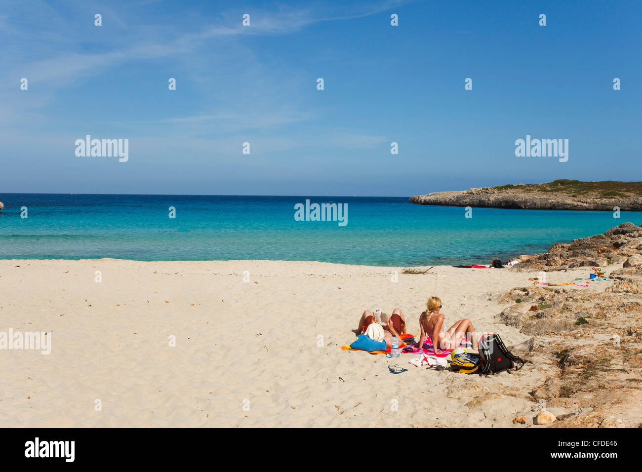 Menschen am Strand in der Sonne, Cala Varques, Mallorca, Balearen ...