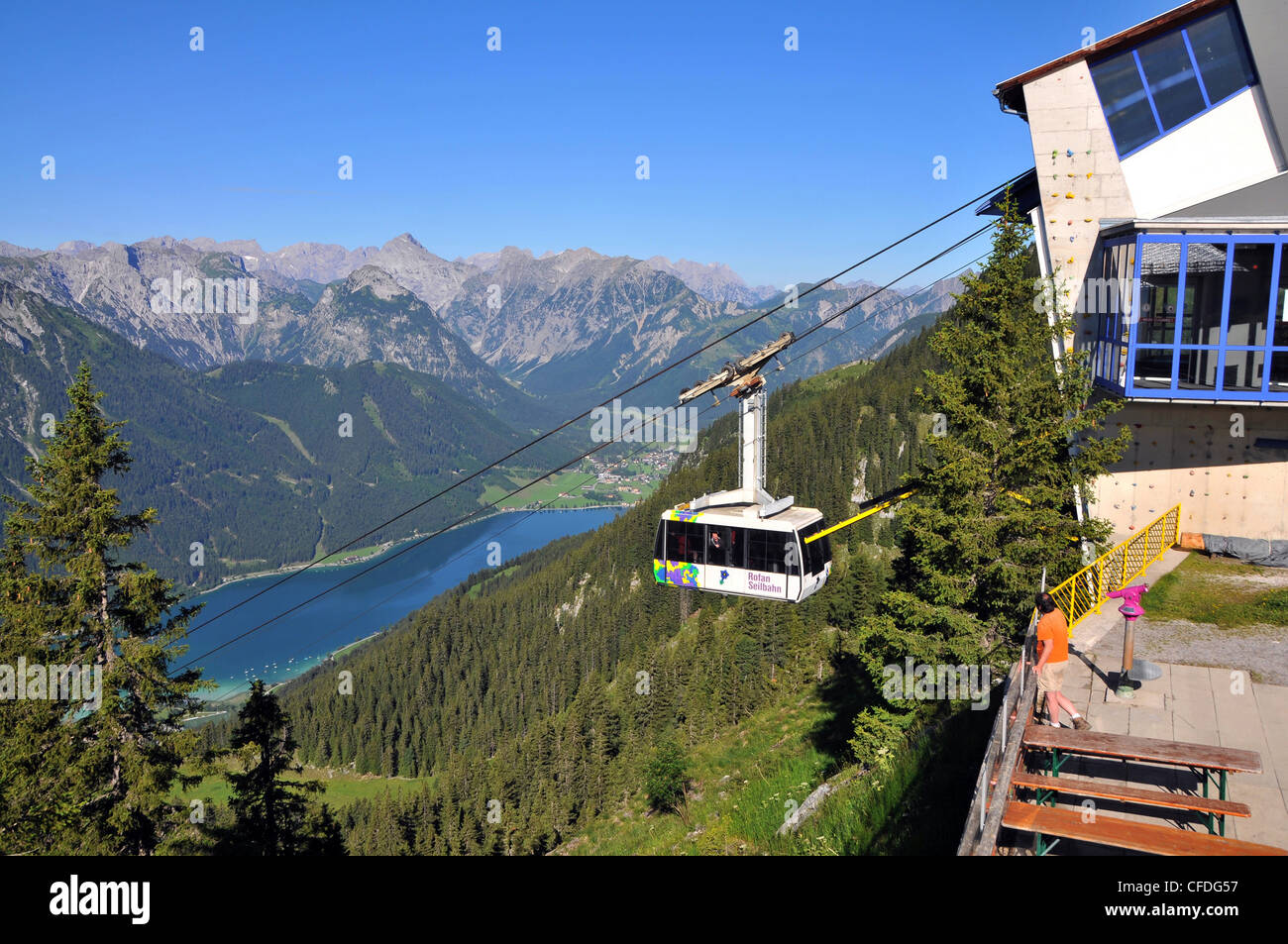 Seilbahn auf den Rofan über Maurach am See Achensee, Tirol, Österreich ...