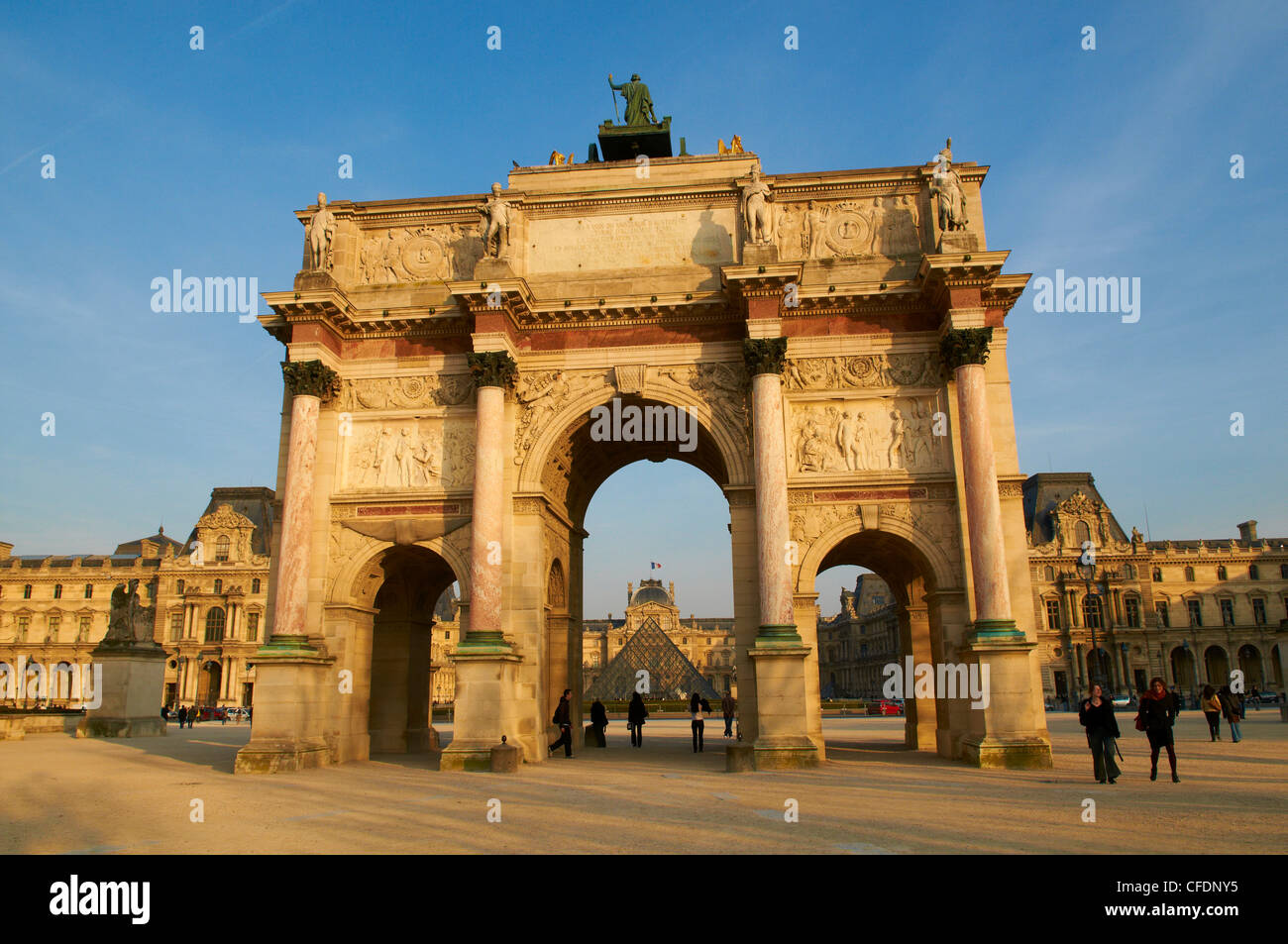 Arc du Carrousel, Place du Carrousel Louvre im Hintergrund, Paris ...