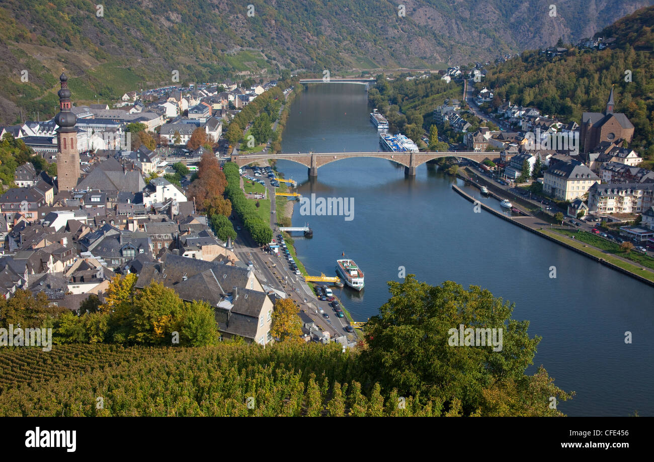 Blick vom Schloss auf die Stadt und Mosel, Cochem, Rheinland-Pfalz ...