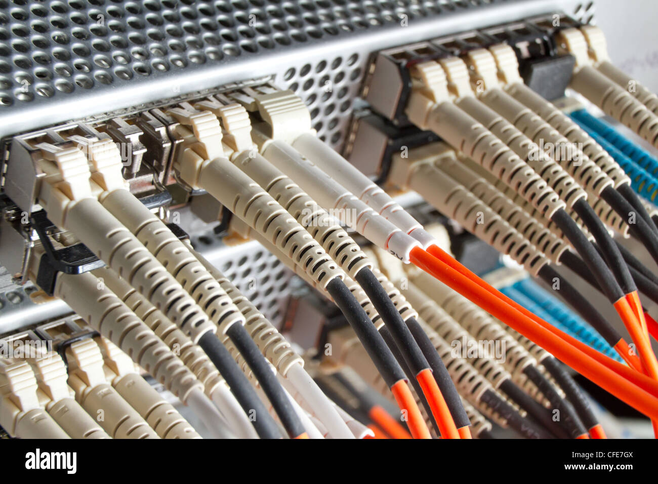 Glasfaser-Kabel an den Hub angeschlossen Stockfotografie - Alamy