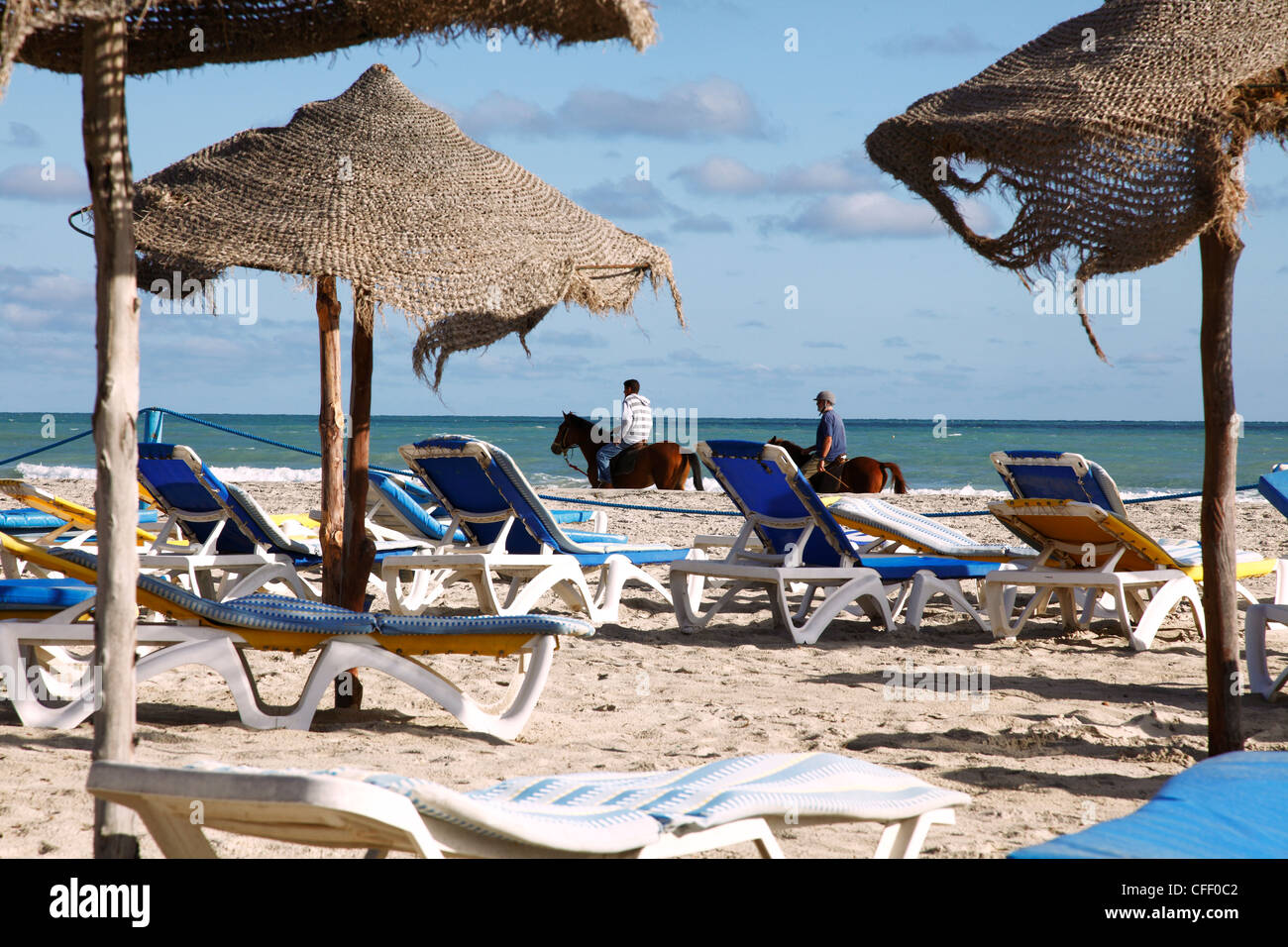 Strand-Szene an der Mittelmeerküste in der touristischen Zone, Insel ...