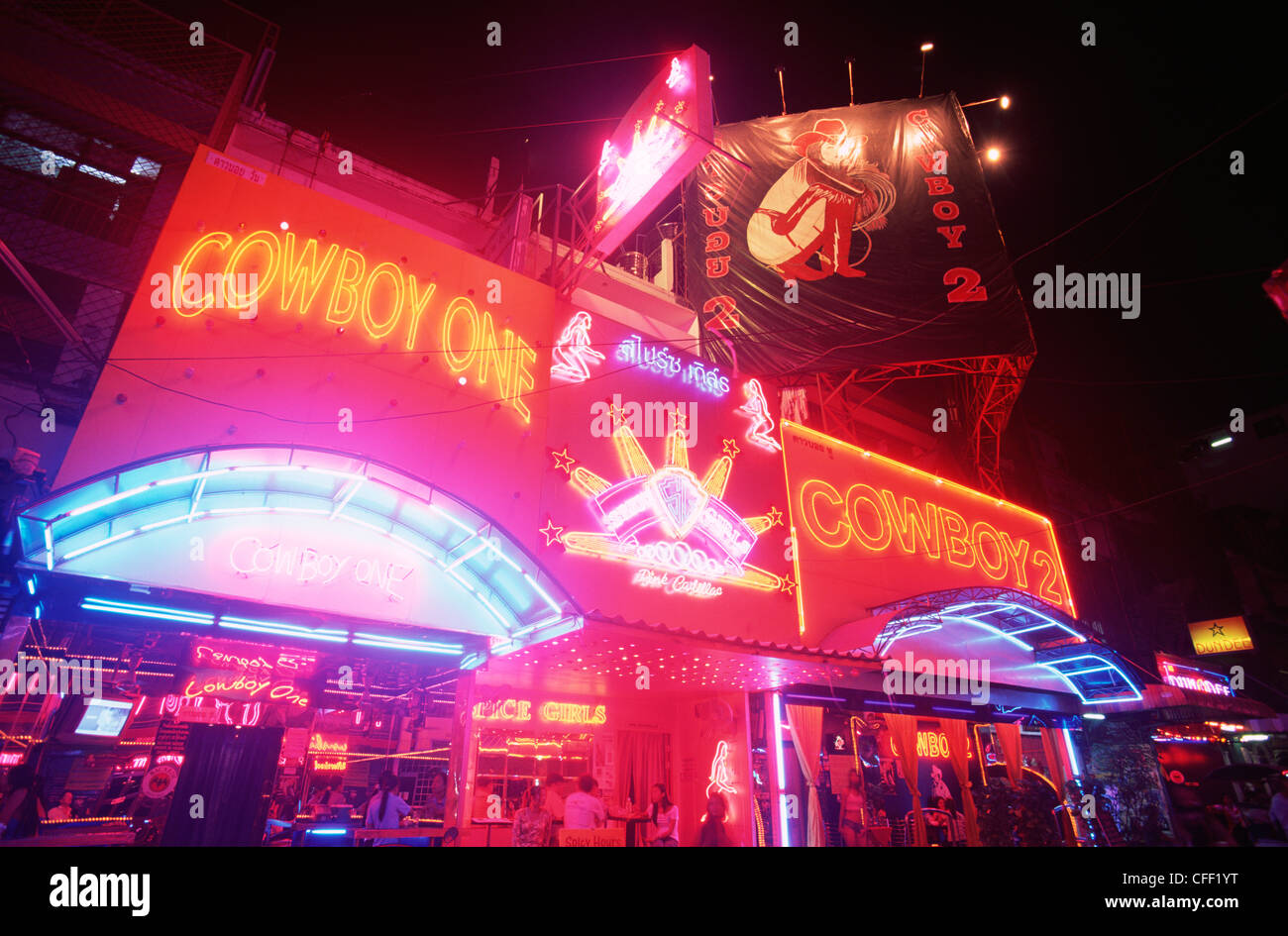 Thailand, Bangkok, Nachtansicht der Bars in der Soi Cowboy Stockfotografie - Alamy