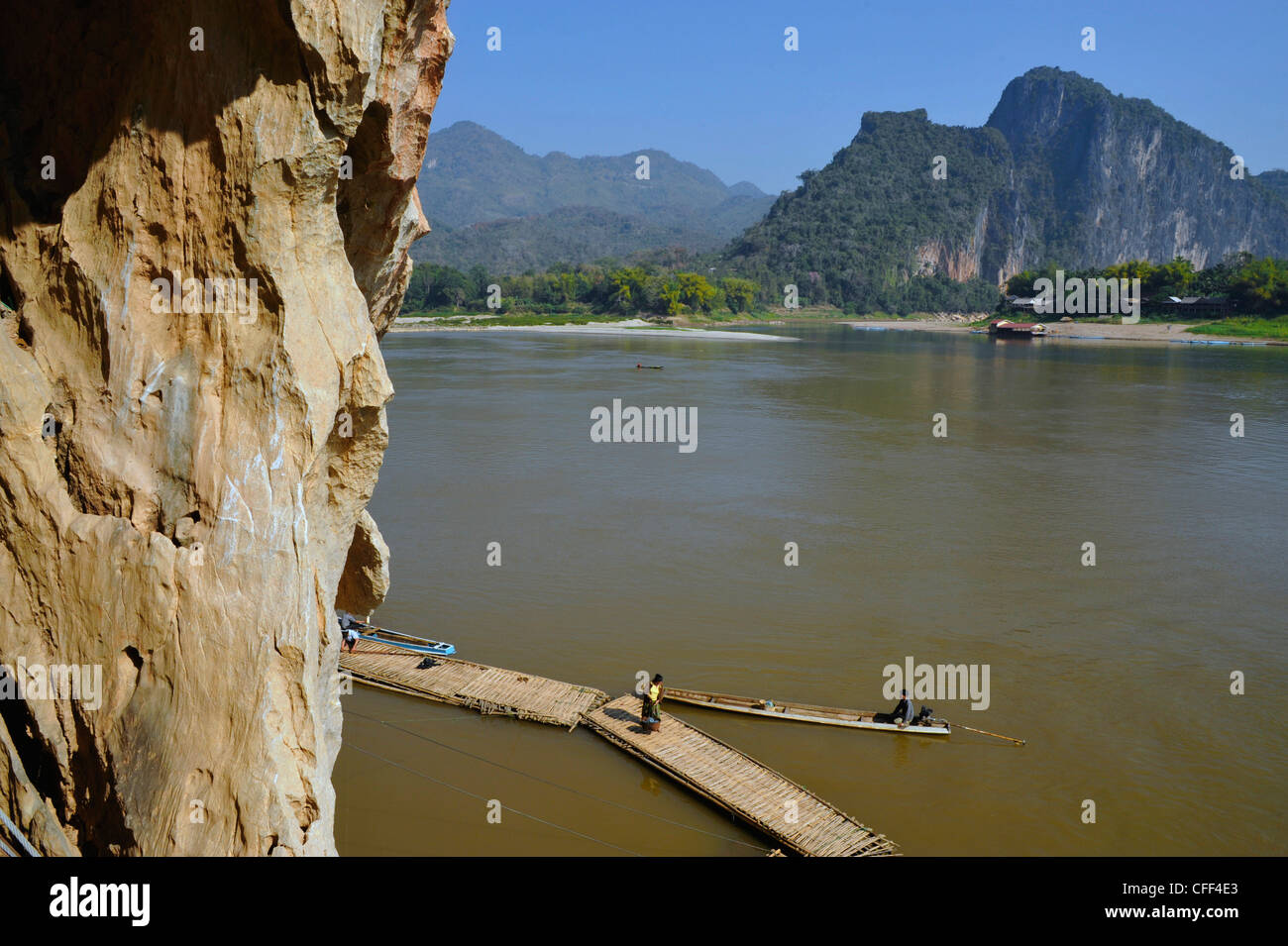 Bambus-Steg, Buddha-Statuen, Pak Ou Höhlen, Mekong River, nördlich von ...