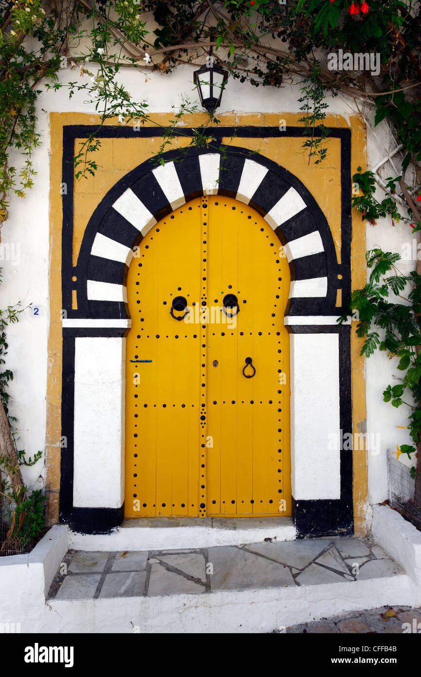 Sidi Bou Said. Tunesien. Blick auf schöne schwarze und weiße gewölbte ...