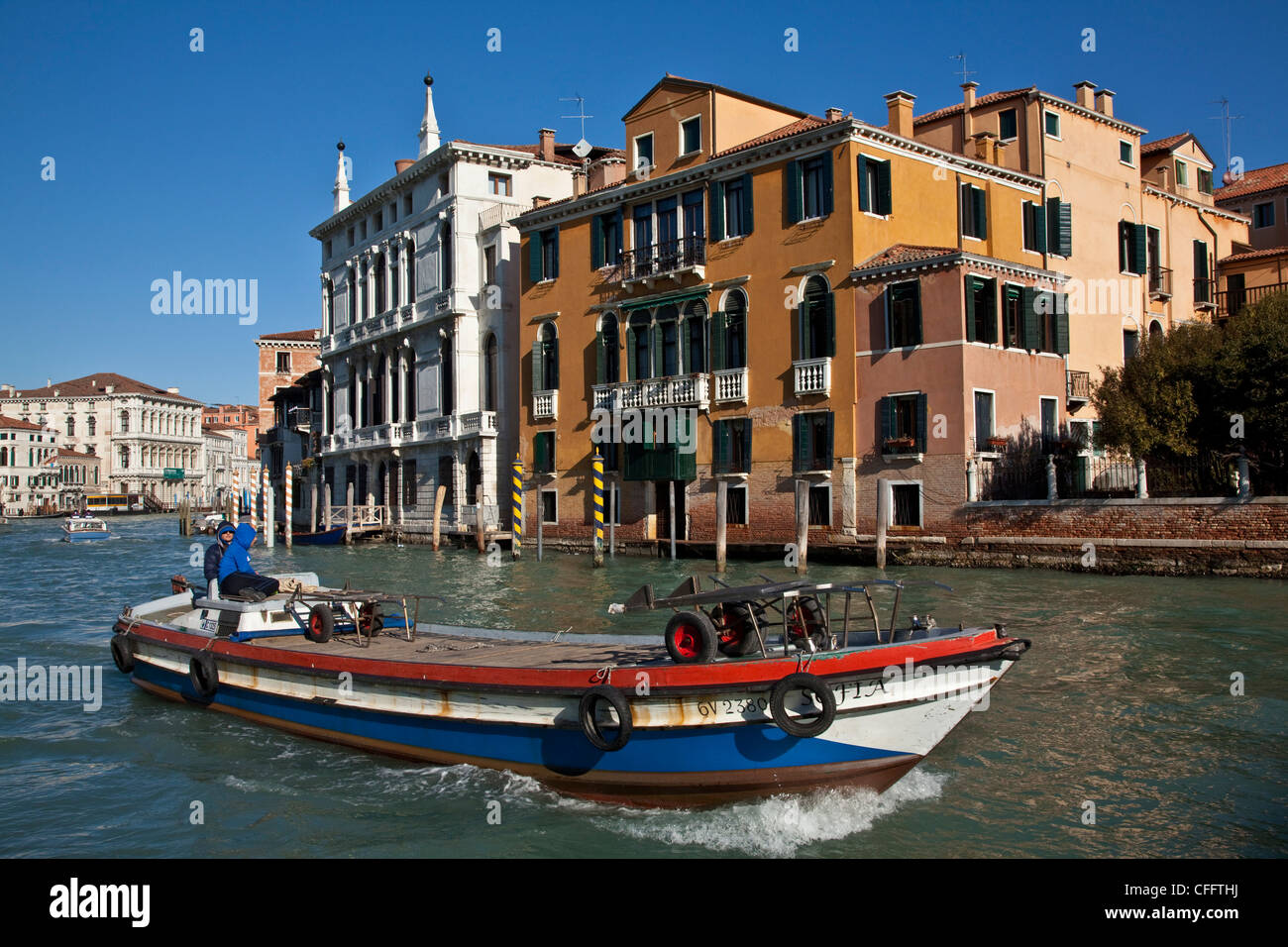 Venice boat delivery -Fotos und -Bildmaterial in hoher Auflösung – Alamy