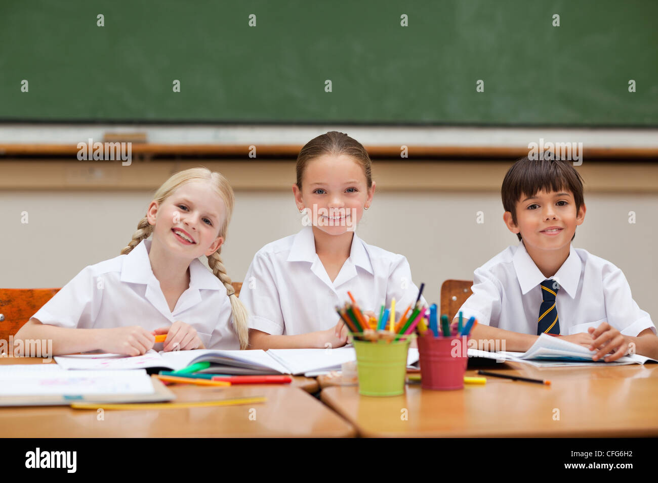 Hier sitzen nebeneinander Stockfotografie - Alamy