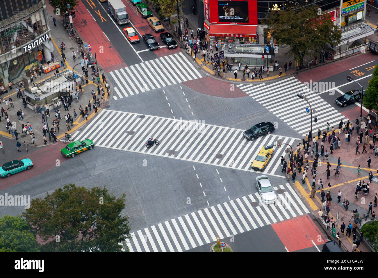 Shibuya kreuzung tokyo japan -Fotos und -Bildmaterial in hoher Auflösung – Alamy