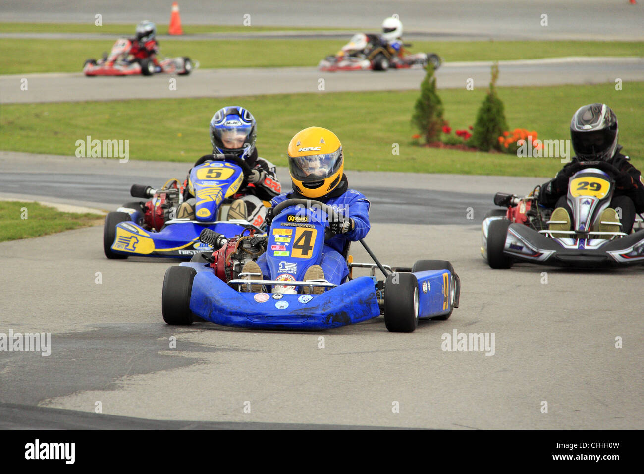 Kinder, die im Wettbewerb mit einem Go-Kart-Rennen Stockfotografie - Alamy