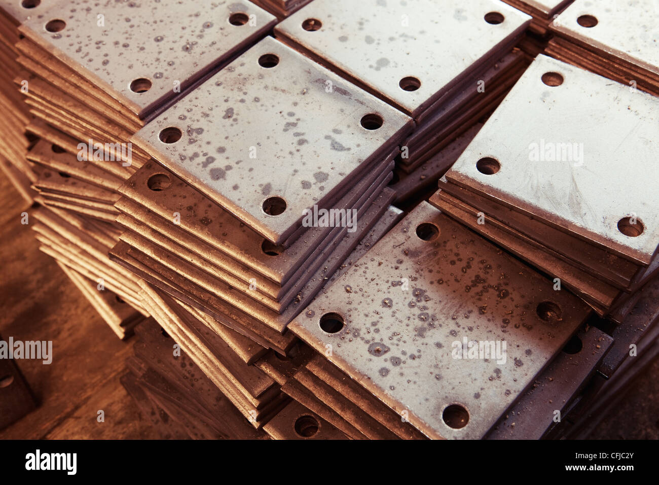 Grunge rostigen Rechteck Metallplatten mit runden Löchern auf ...