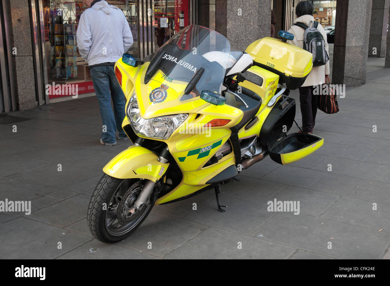 Nhs ambulance motorcycle uk -Fotos und -Bildmaterial in hoher Auflösung ...