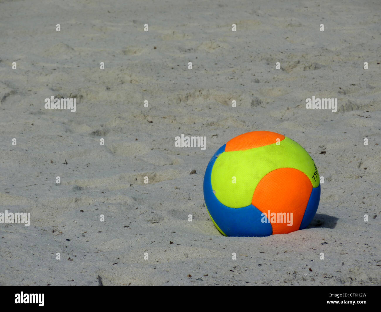 Gelber strandball -Fotos und -Bildmaterial in hoher Auflösung – Alamy