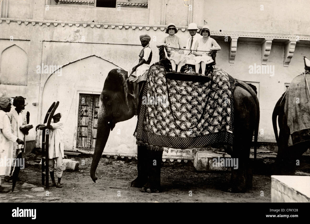 Riding elephant -Fotos und -Bildmaterial in hoher Auflösung – Alamy