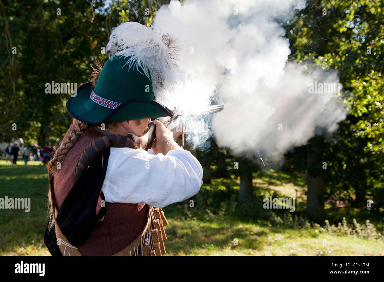 Historiker Tim Eagling schießt eine 16. Jahrhundert Muskete auf ...