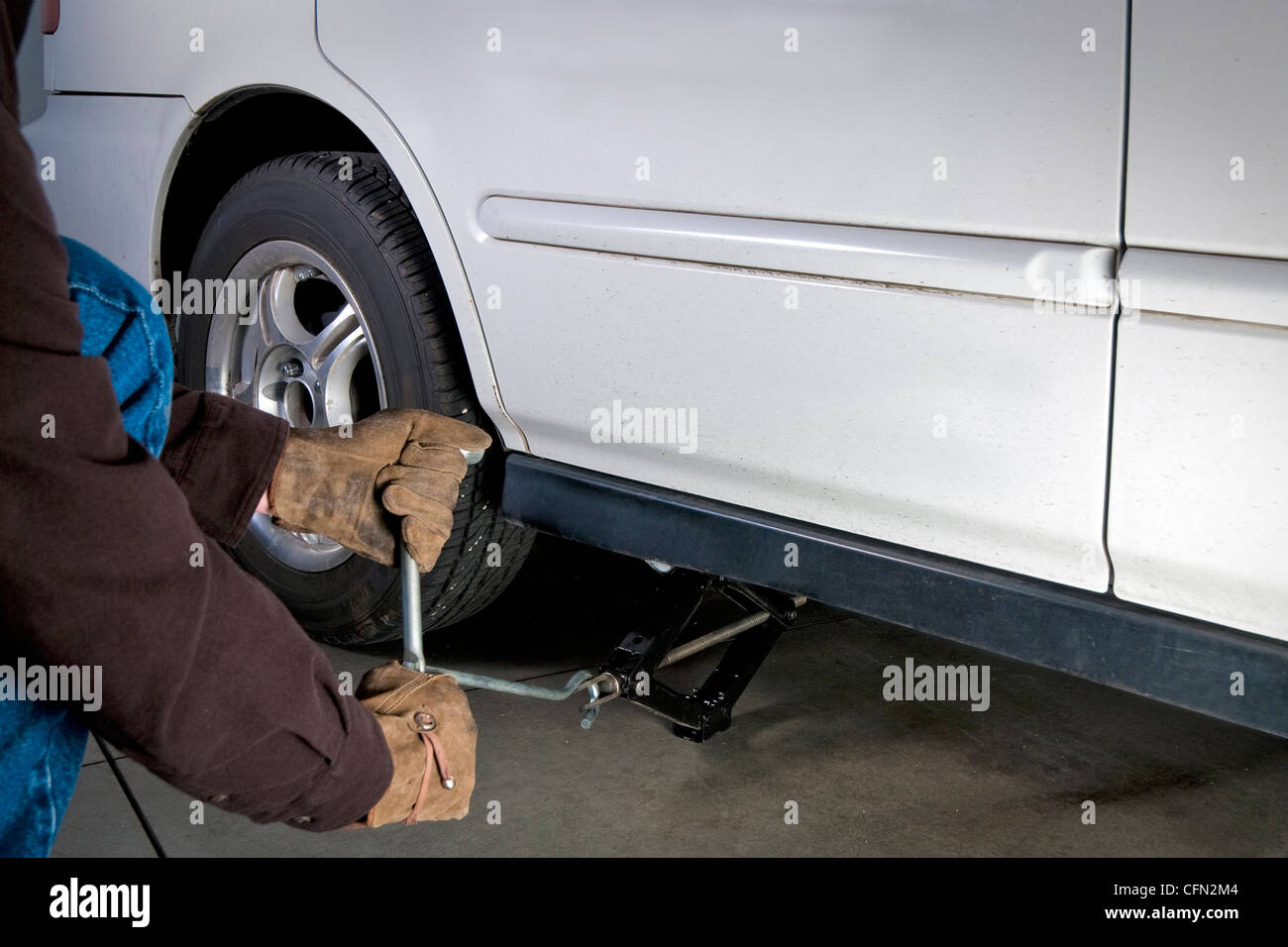 Ein auto hochheben -Fotos und -Bildmaterial in hoher Auflösung – Alamy
