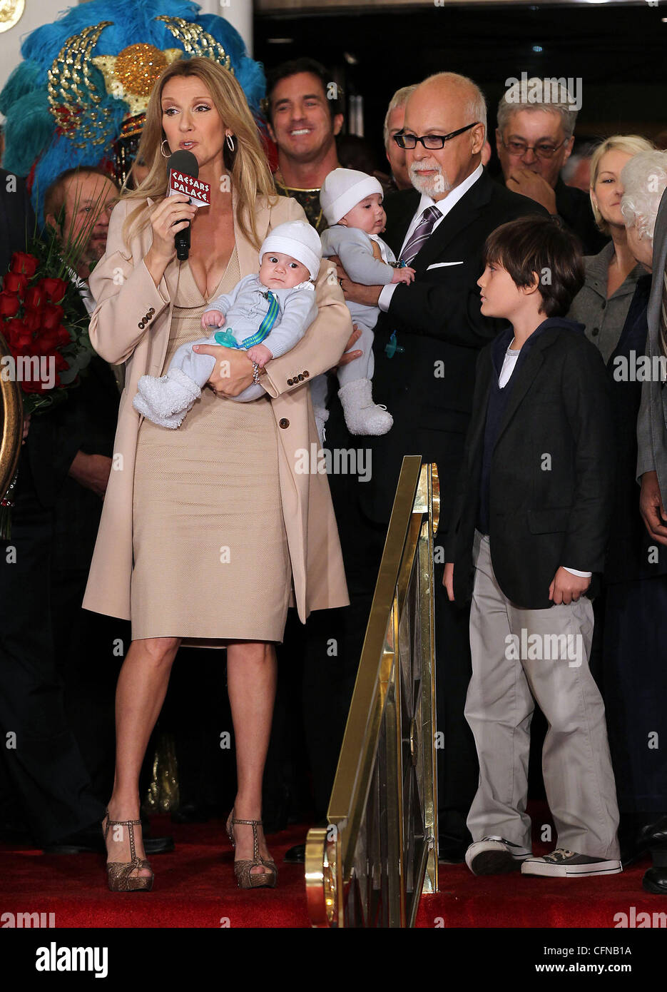 Sängerin Celine Dion hält ihren Sohn Nelson Angelil neben ihrem Ehemann ...