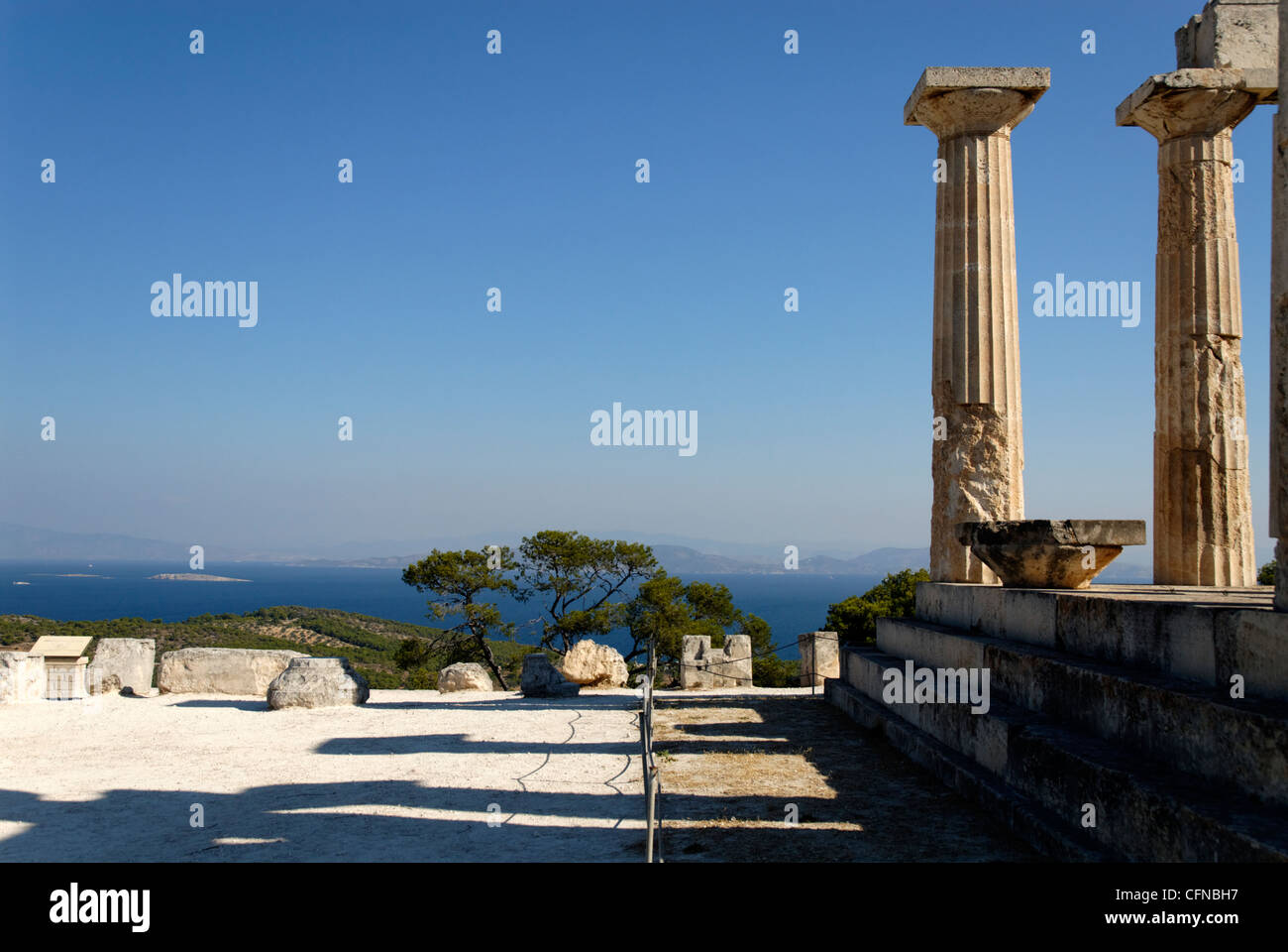 Aegina. Griechenland. Blick über das blaue Wasser der Ägäis in Richtung ...