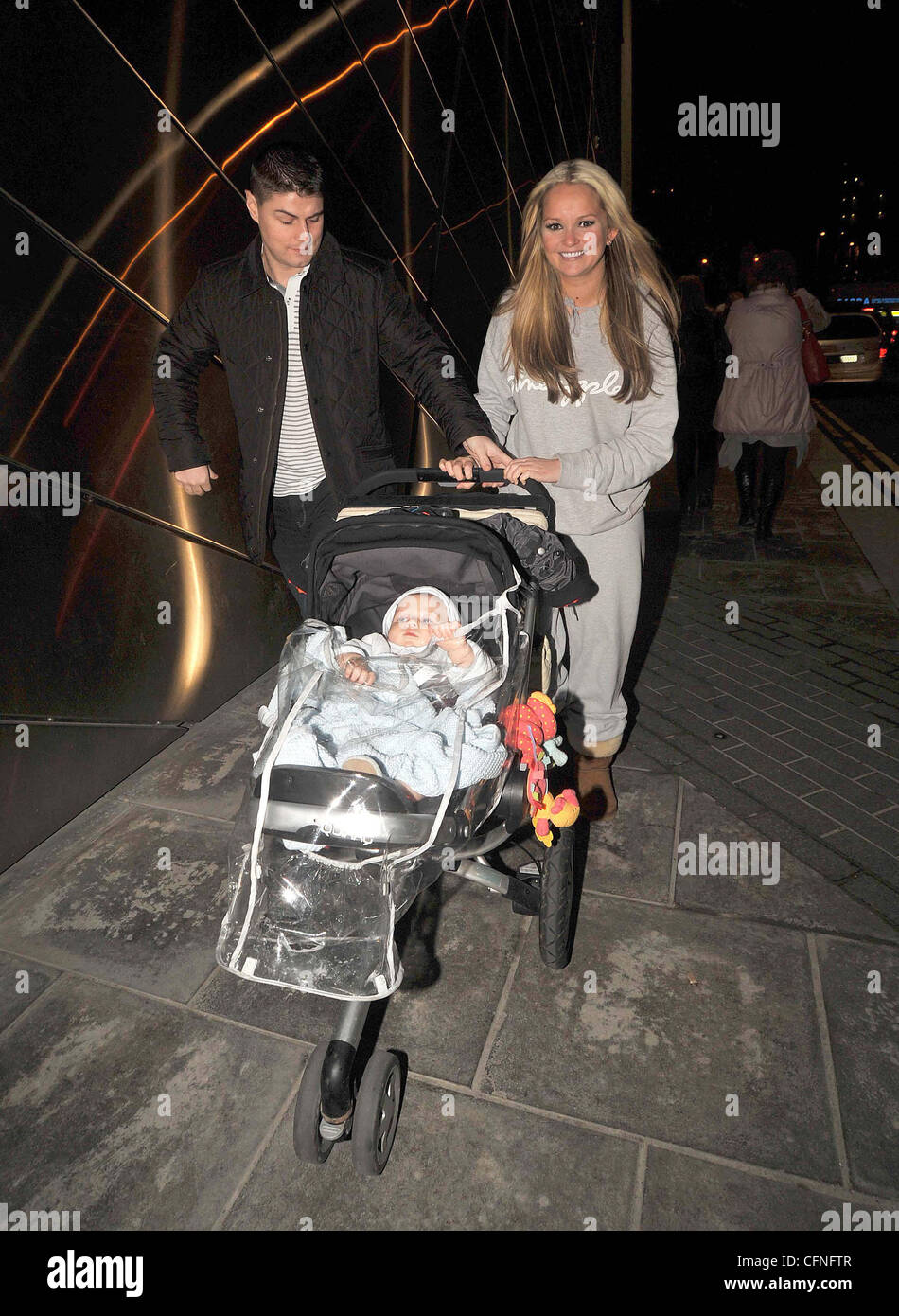 Jennifer Ellison verlässt The Grand Canal Theatre nach ihrem Auftritt ...