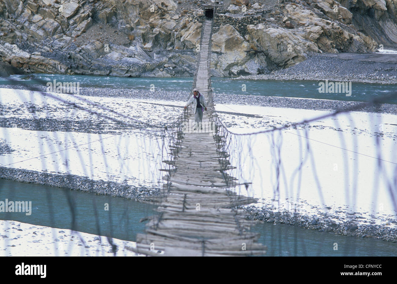 Mann der Hussaini Brücke in Passu, alte Hängebrücke über den Hunza ...