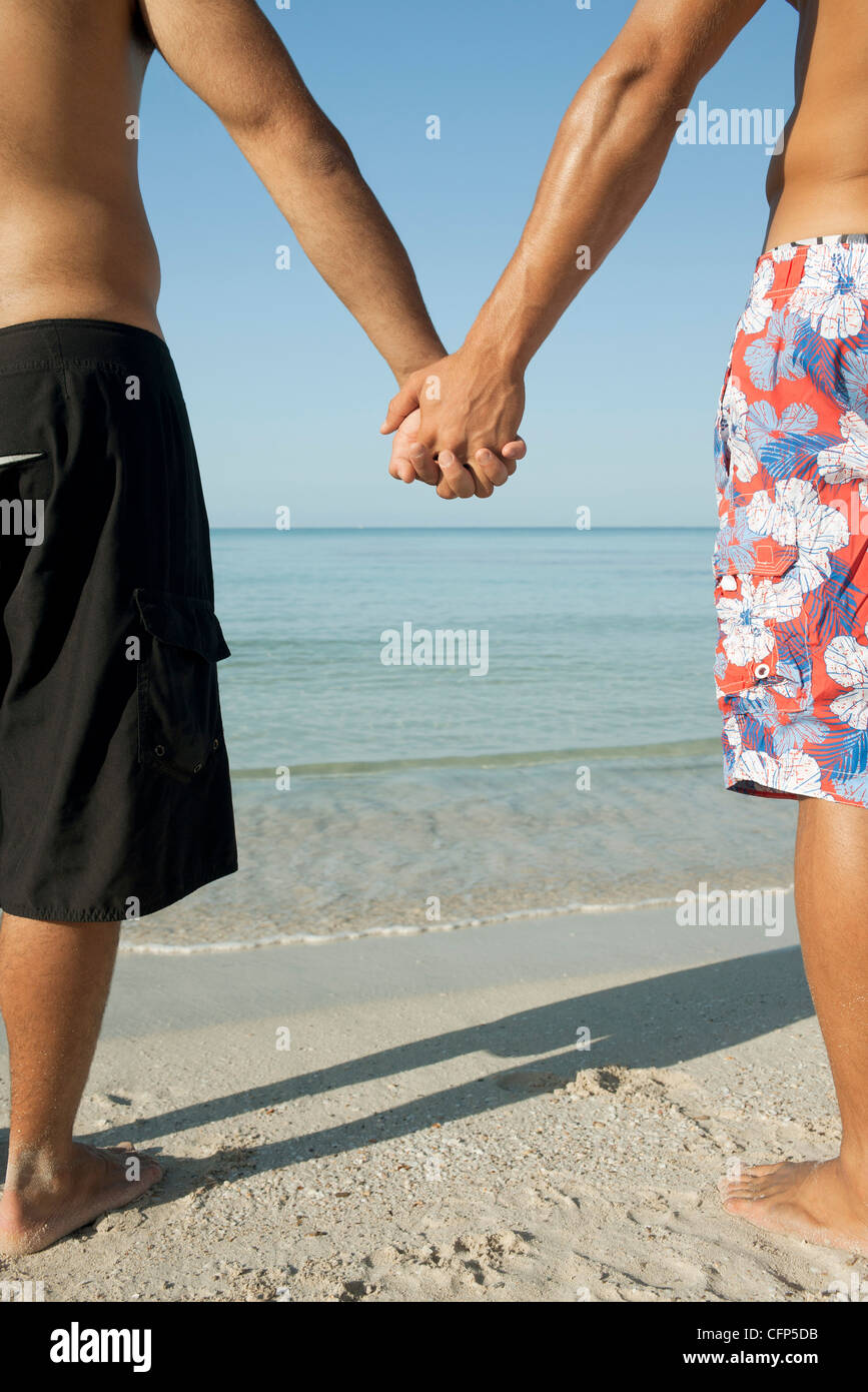 Two men gay holding hands outside -Fotos und -Bildmaterial in hoher ...