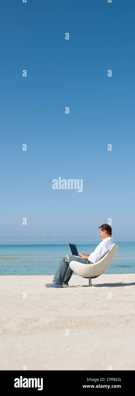 Mann mit Laptop-Computer am Strand Stockfotografie - Alamy