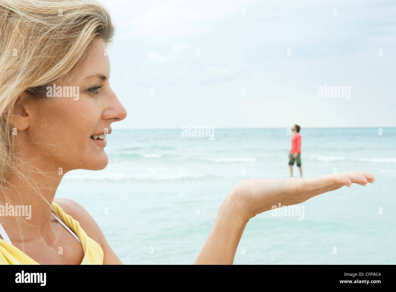 Tiny man -Fotos und -Bildmaterial in hoher Auflösung – Alamy